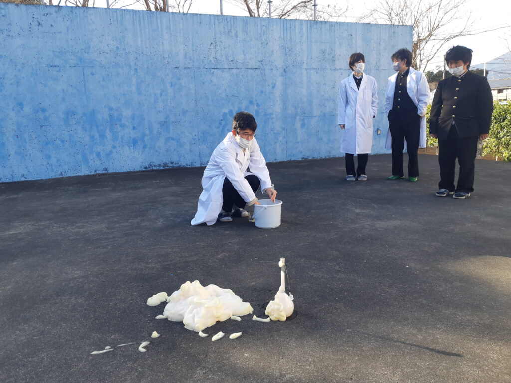 令和4年度第2回科学実験教室を開催しました。 静岡県立沼津東高等学校